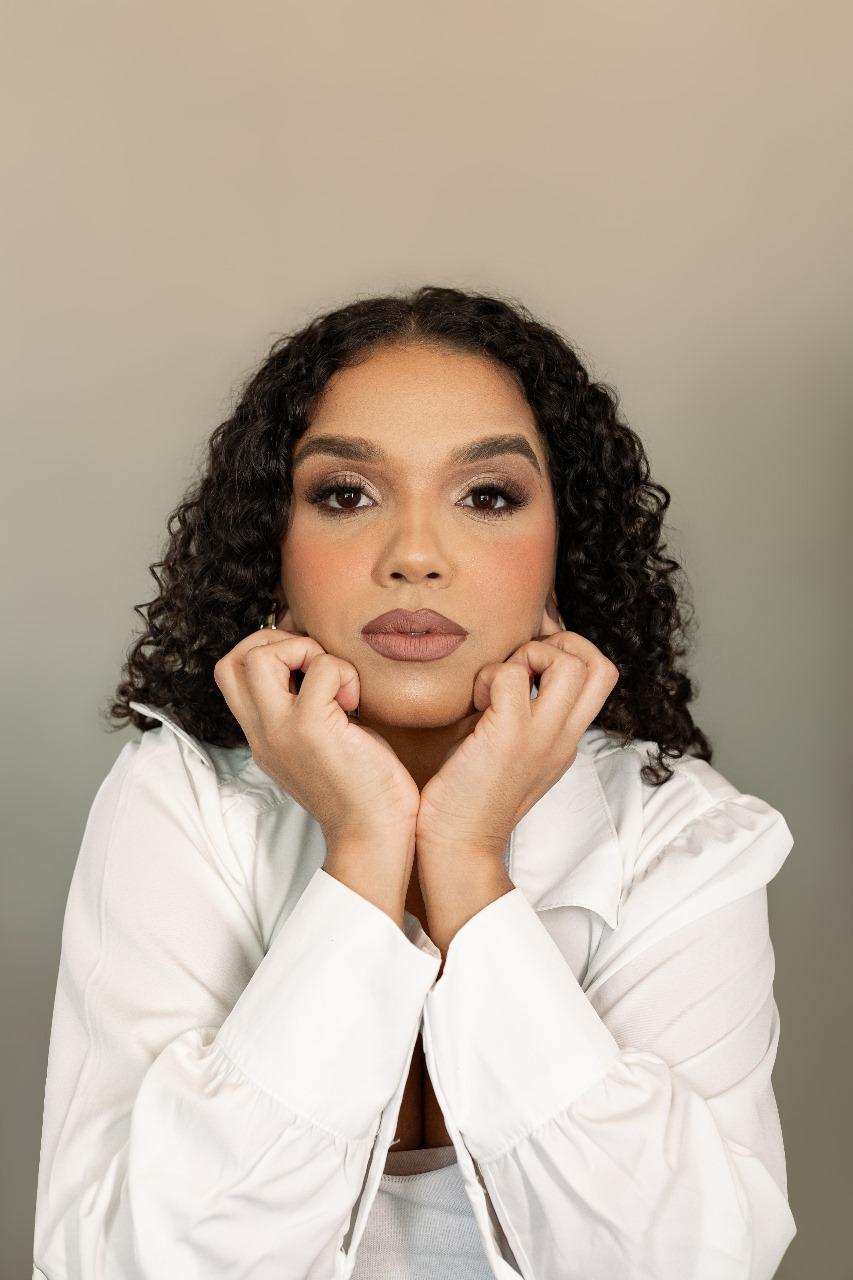 Cantora Ray apresenta novo projeto musical